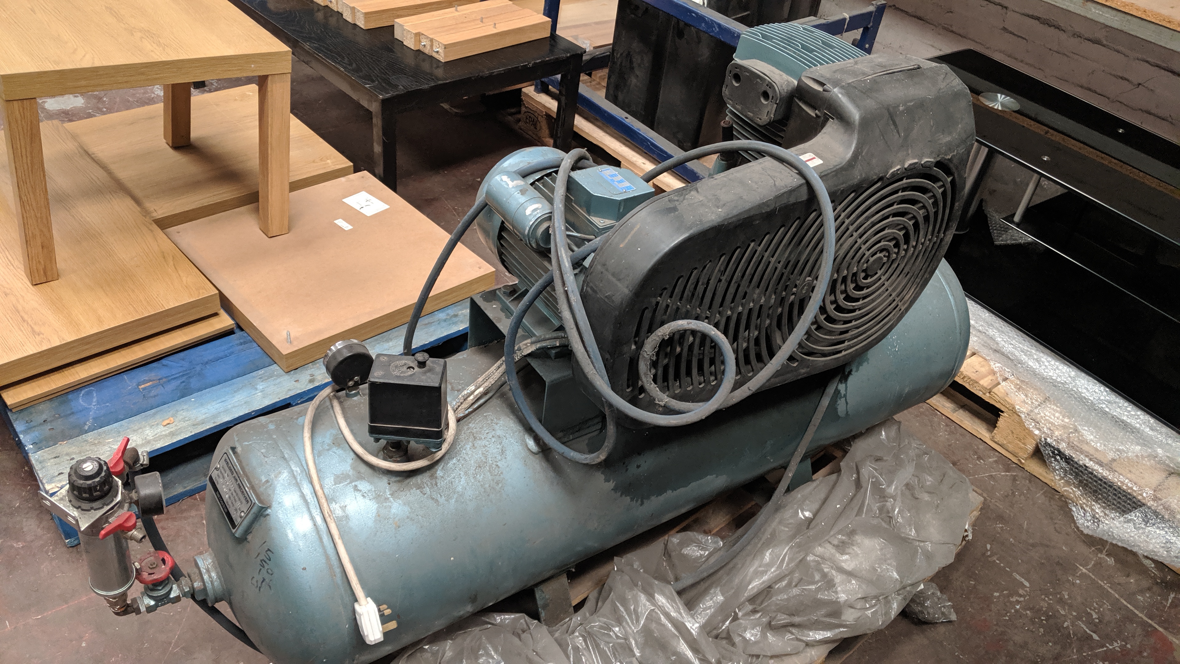 Airmaster all-in-one compressor system with built-in horizontal welded ...