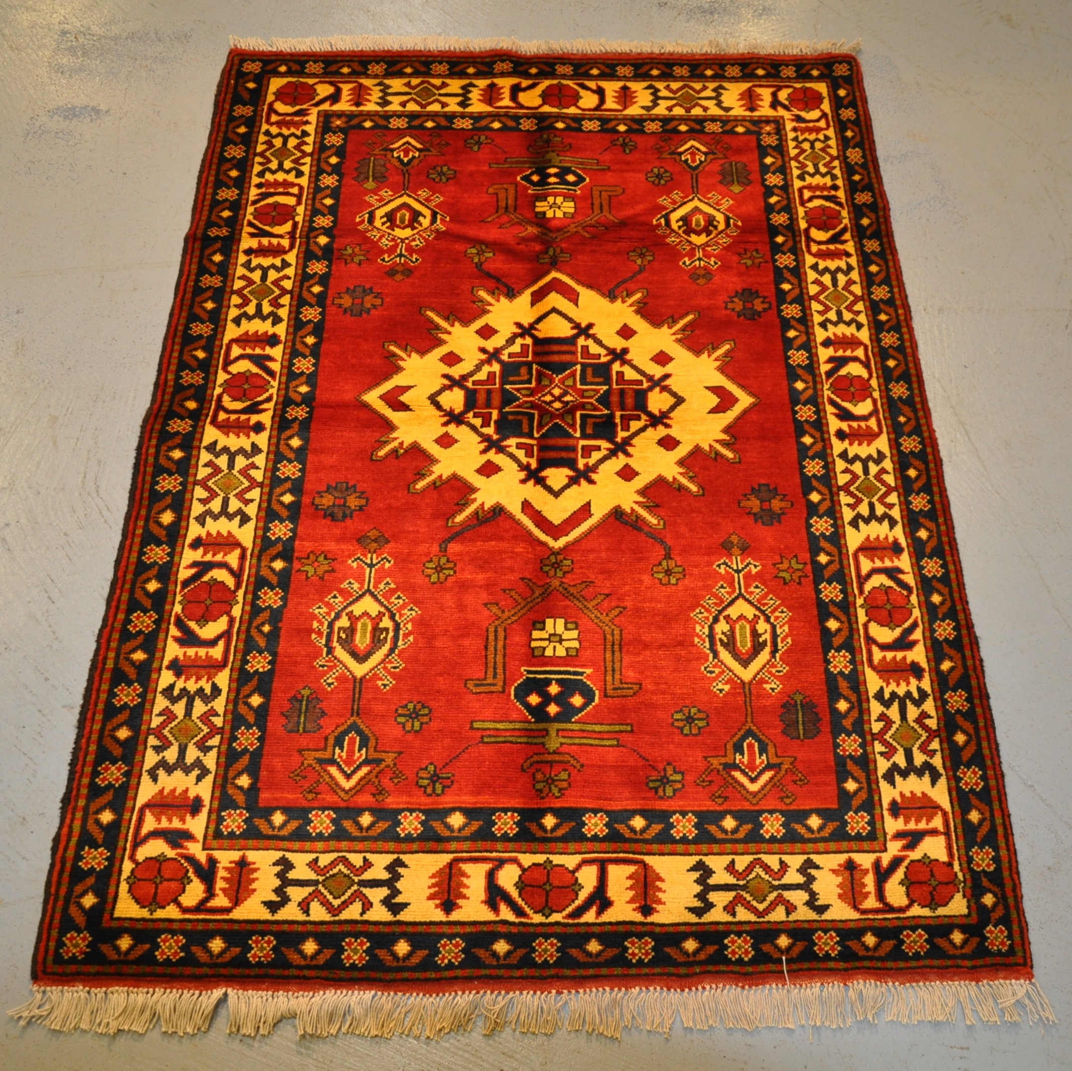 100% wool hand made Pakistan carpet, size 149 x 107cm