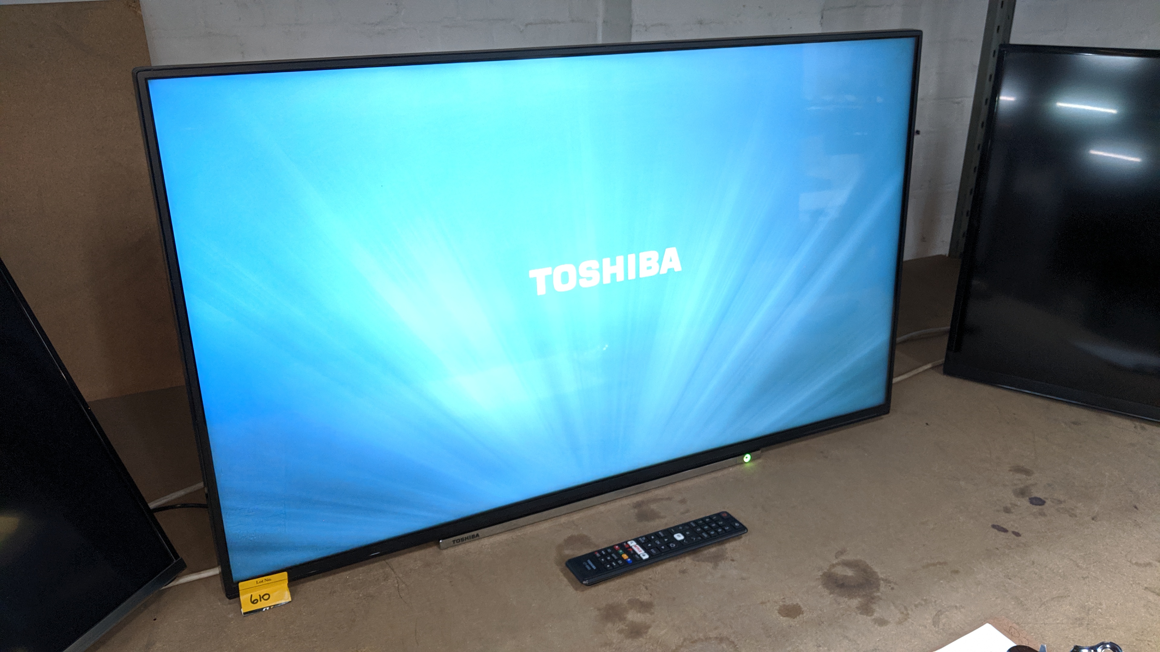 Toshiba widescreen 43" LCD TV model 43U6763DB including remote control ...