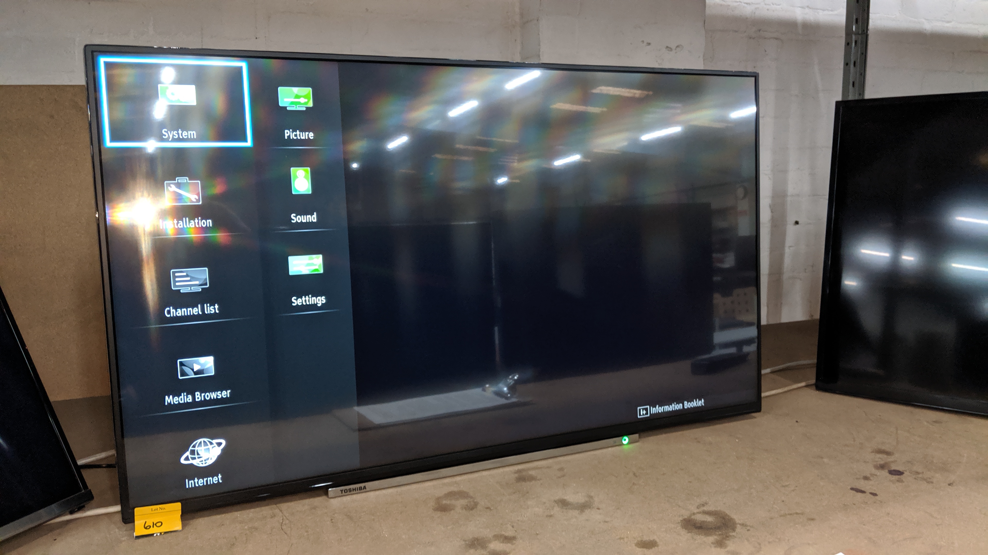 Toshiba widescreen 43" LCD TV model 43U6763DB including remote control ...