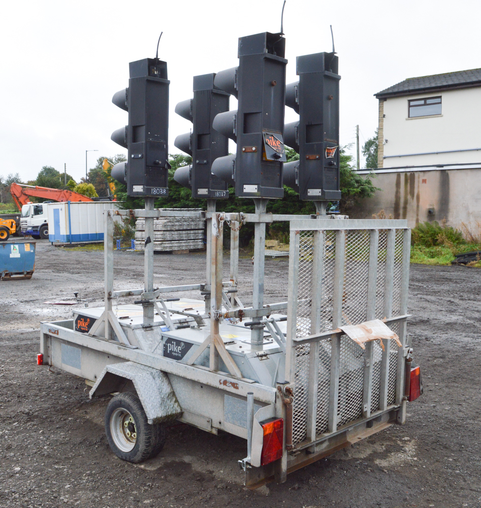 Pike 4 way traffic light set c/w single axle trailer
