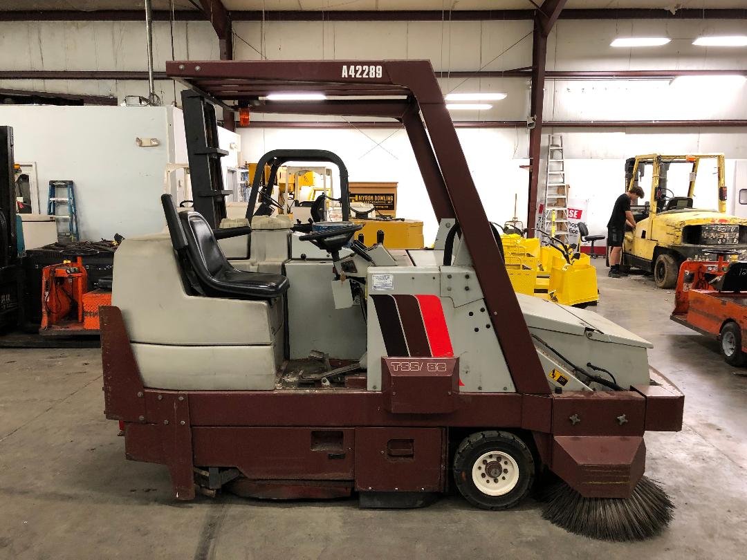 MINUTEMAN POWERBOSS FLOOR SWEEPER/SCRUBBER, MODEL: TSS-82, S/N 11790070 ...