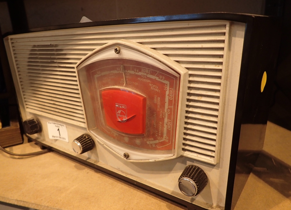 Vintage Philips valve radio model B36850