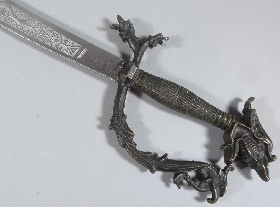 A highly decorative 20thC sabre sword, with decorative blade, shaped ...