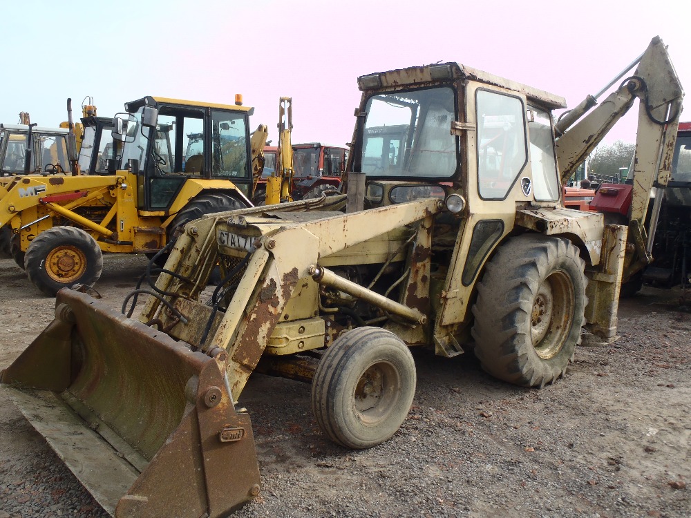 Ford 4550 Digger (Power Loader & Back Actor)