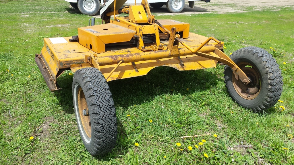 Woods finish mower C80 80"; spare blades Motor: pto 540 Serial #: 0033985?