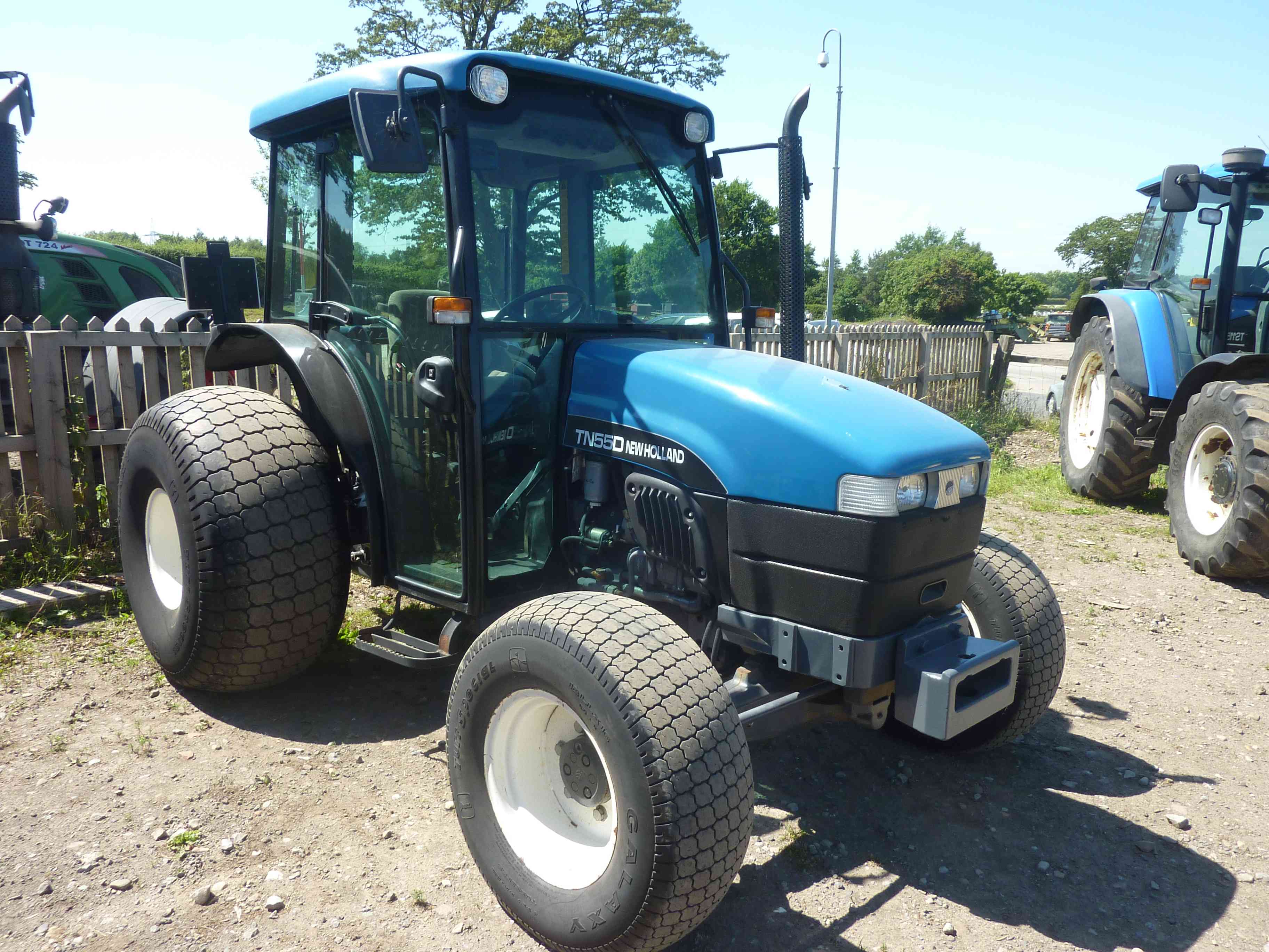 2000 New Holland TN55D tractor on turf Tyres
