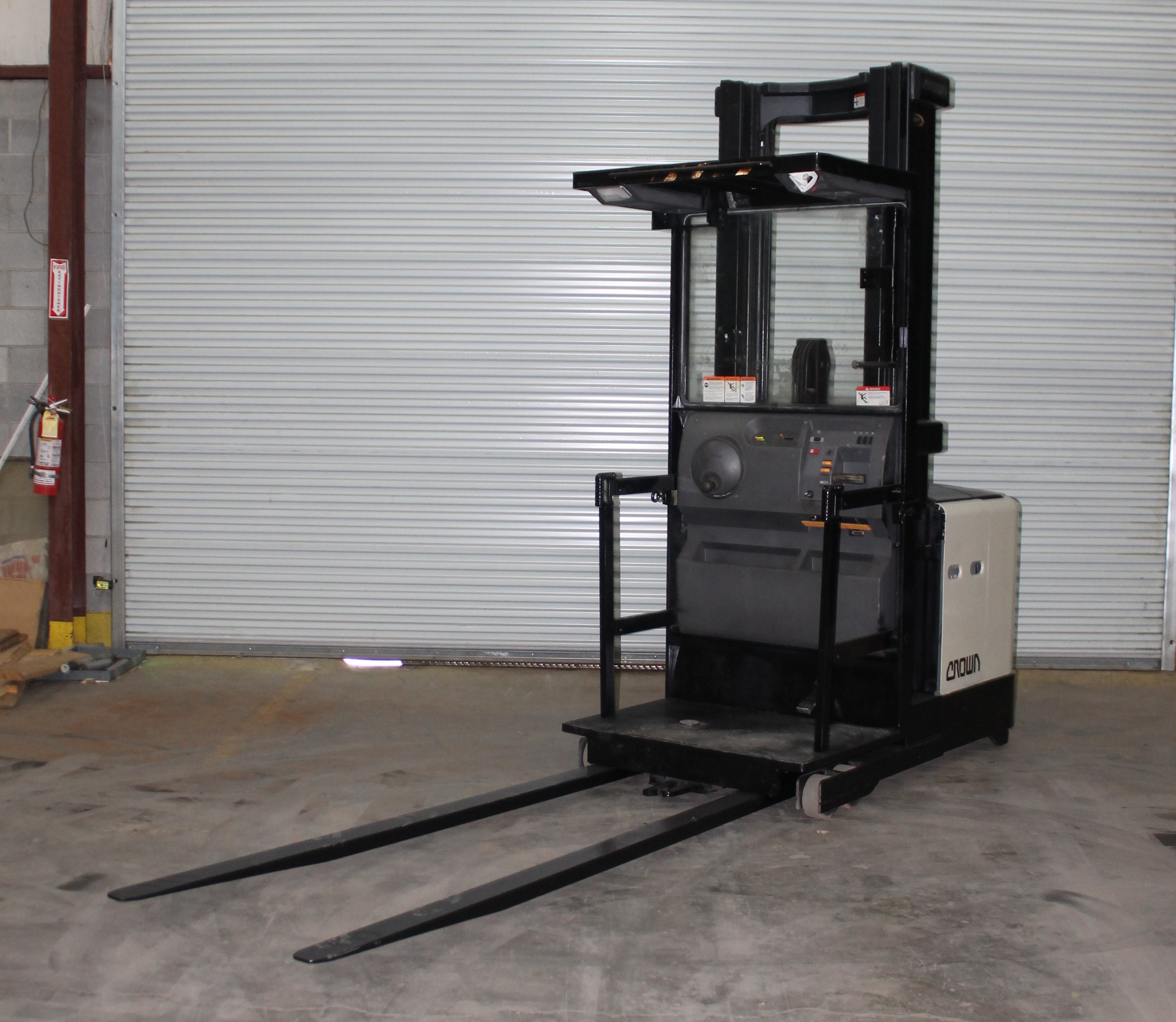 2004 CROWN SP 3200 SERIES ELECTRIC ORDER PICKER, MODEL: SP3210-00 ...