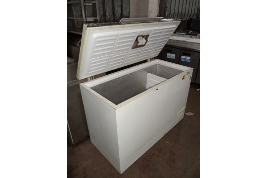 Caravell CM40 chest freezer with stainless steel lid, circa 1300mm wide ...