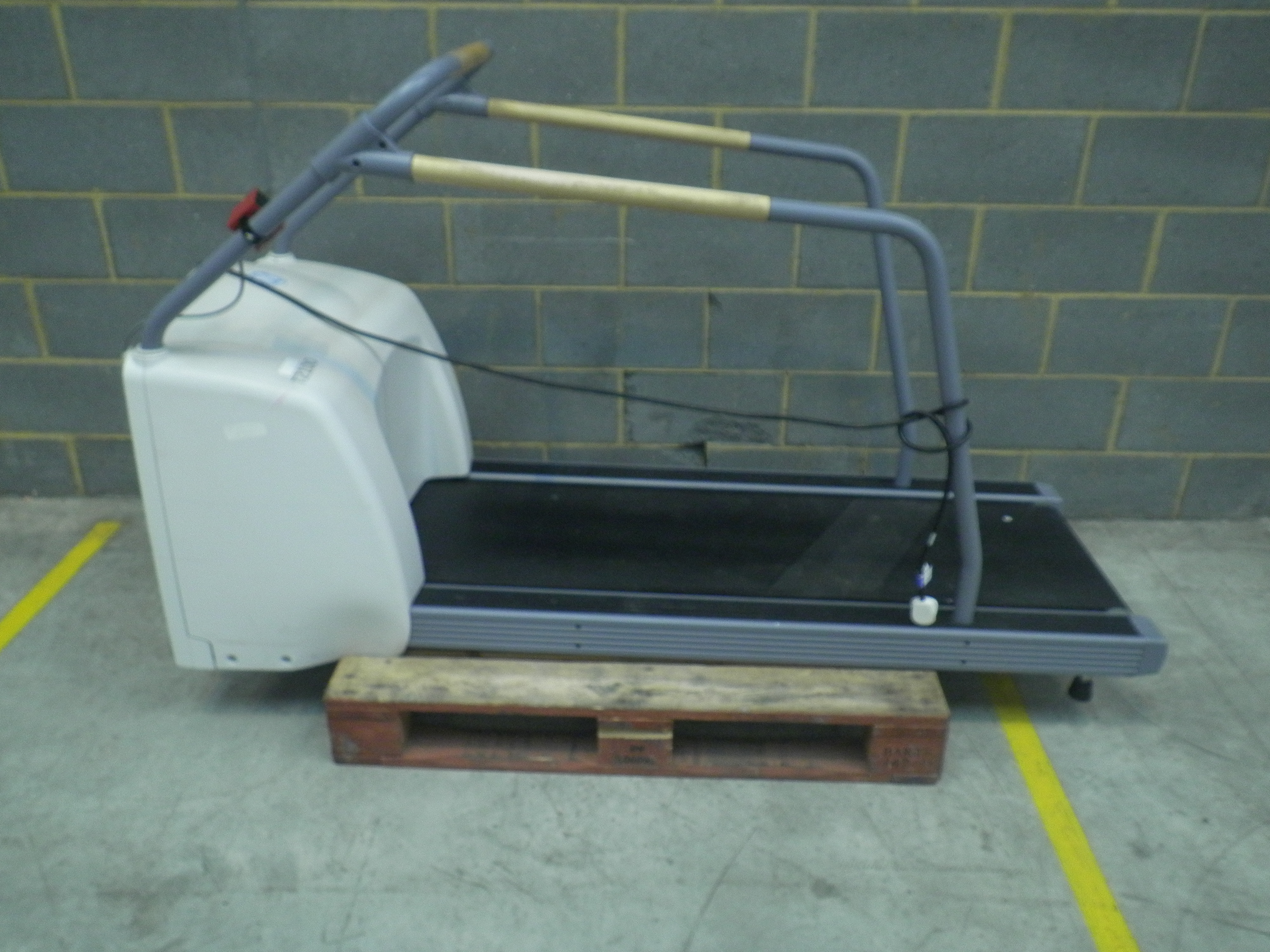 GE T2100 Treadmill *Powers Up*