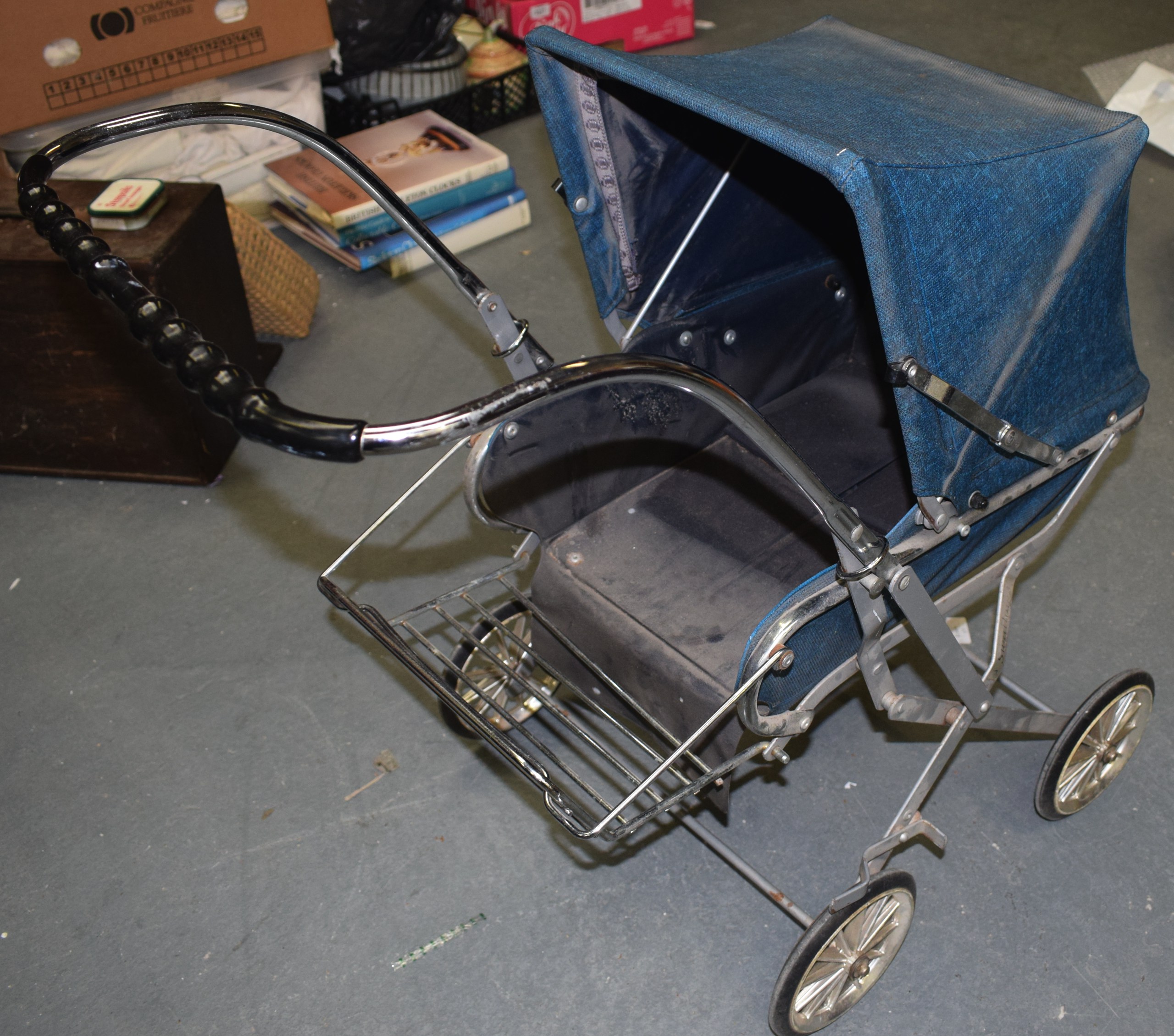 A 1960~S SWALLOW DOLLS PRAM / PUSH CHAIR. 68 cm wide.