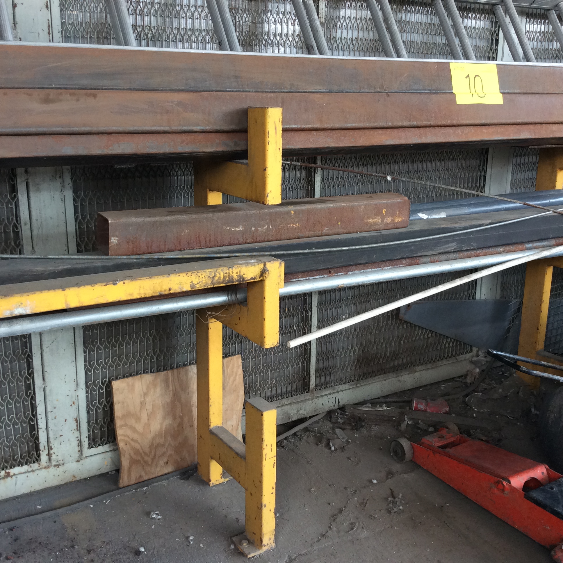 1 Rack con pedacería de PTR 4 pulgadas, redondo y tubos varios ...