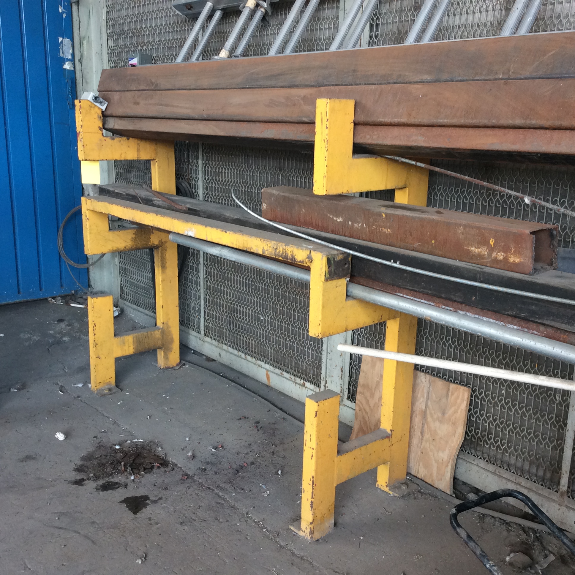 1 Rack con pedacería de PTR 4 pulgadas, redondo y tubos varios ...