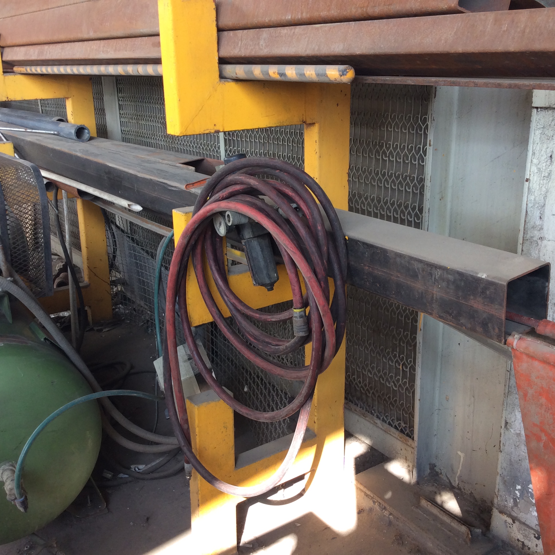 1 Rack con pedacería de PTR 4 pulgadas, redondo y tubos varios ...