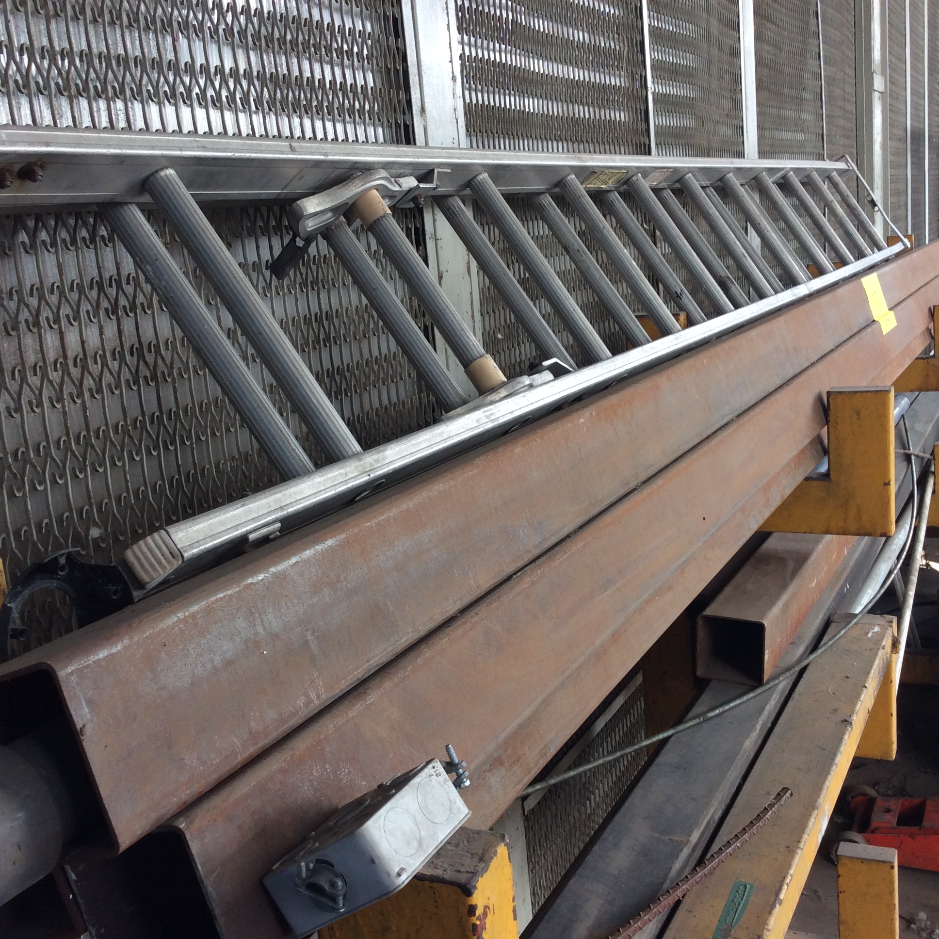 1 Rack con pedacería de PTR 4 pulgadas, redondo y tubos varios ...