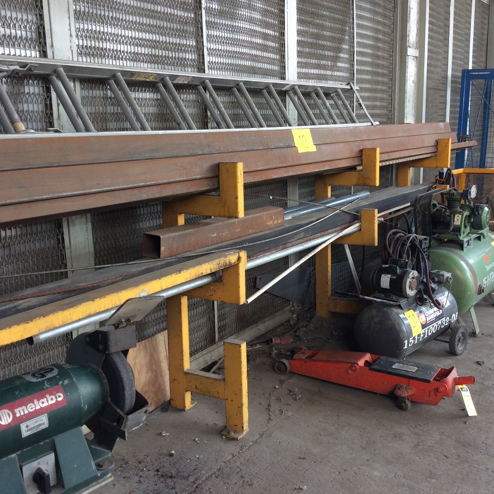 1 Rack con pedacería de PTR 4 pulgadas, redondo y tubos varios ...