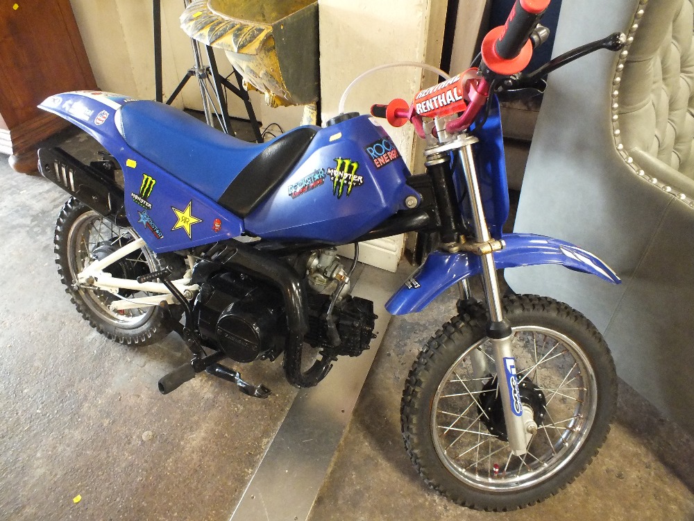 A BLUE PY90 YAMAHA REPLICA KAWASATI MOTORBIKE