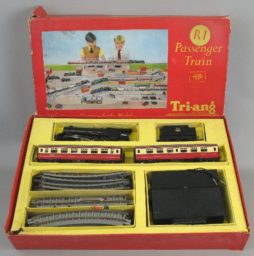 Tri-ang 00 gauge, R1 electric passenger train set with 4-6-2 locomotive ...