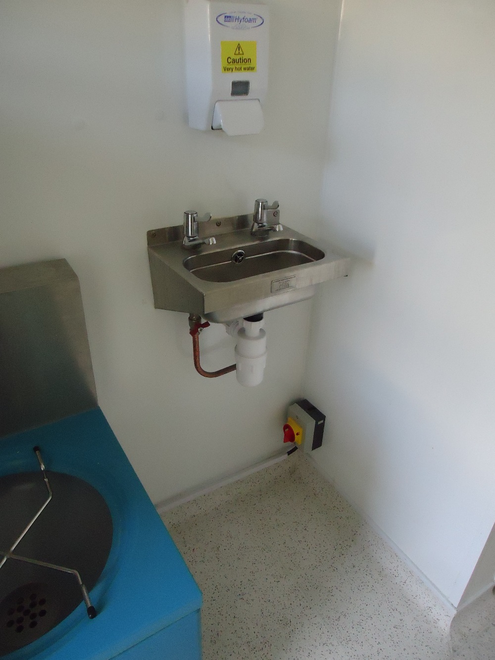 1 Arjohuntleigh Ninjo sluicer with attached draining sink, plus a ...