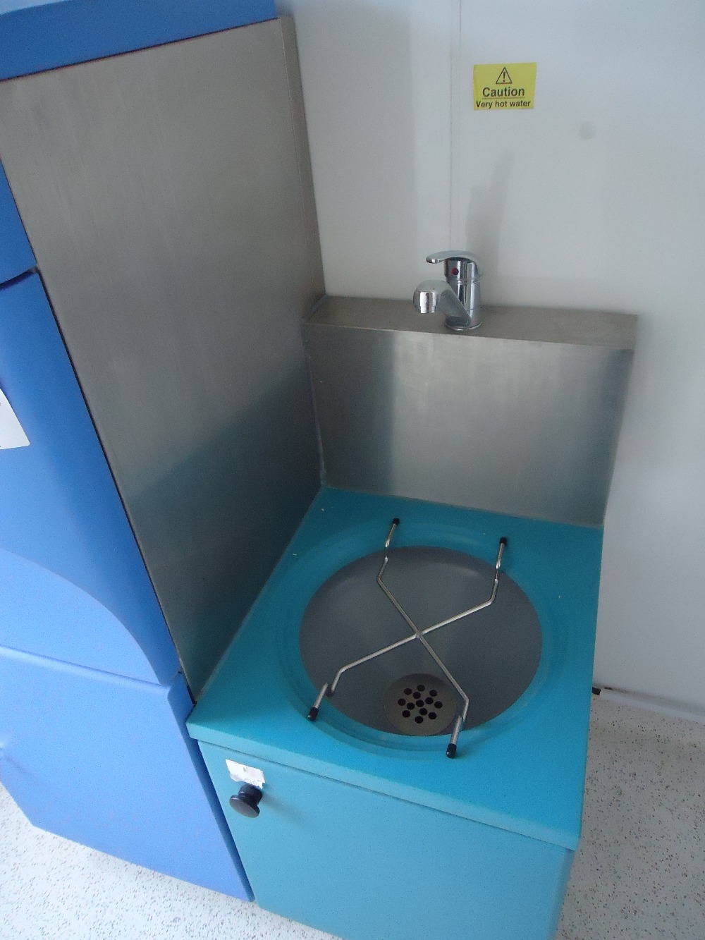 1 Arjohuntleigh Ninjo sluicer with attached draining sink, plus a ...