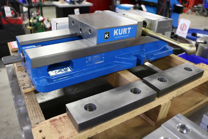 LOT - KURT 8" MACHINE VISE, MODEL D810, W/ (4) STEEL JAWS AND KURT VISE ...