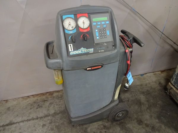 SPX ROBINAIR MODEL COOLTECH 700 REFRIGERANT MACHINE