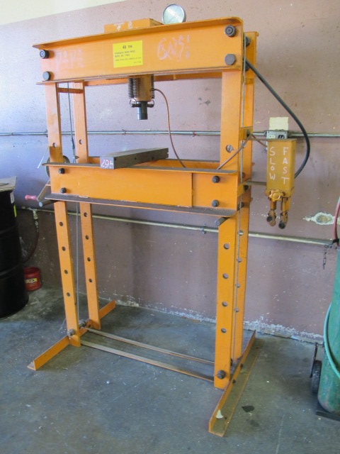 { Group of lots: 6, 7 } Harbor Freight mdl. T7922 45-Ton Hydraulic H ...