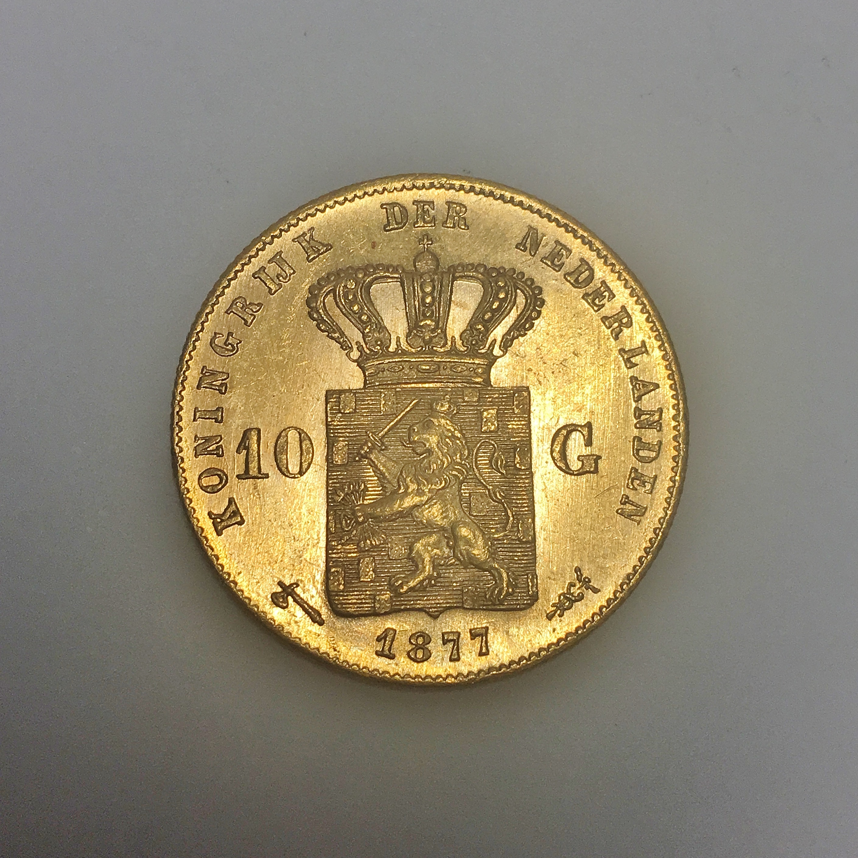 A gold Dutch 10 gilder coin, 1877, VF
