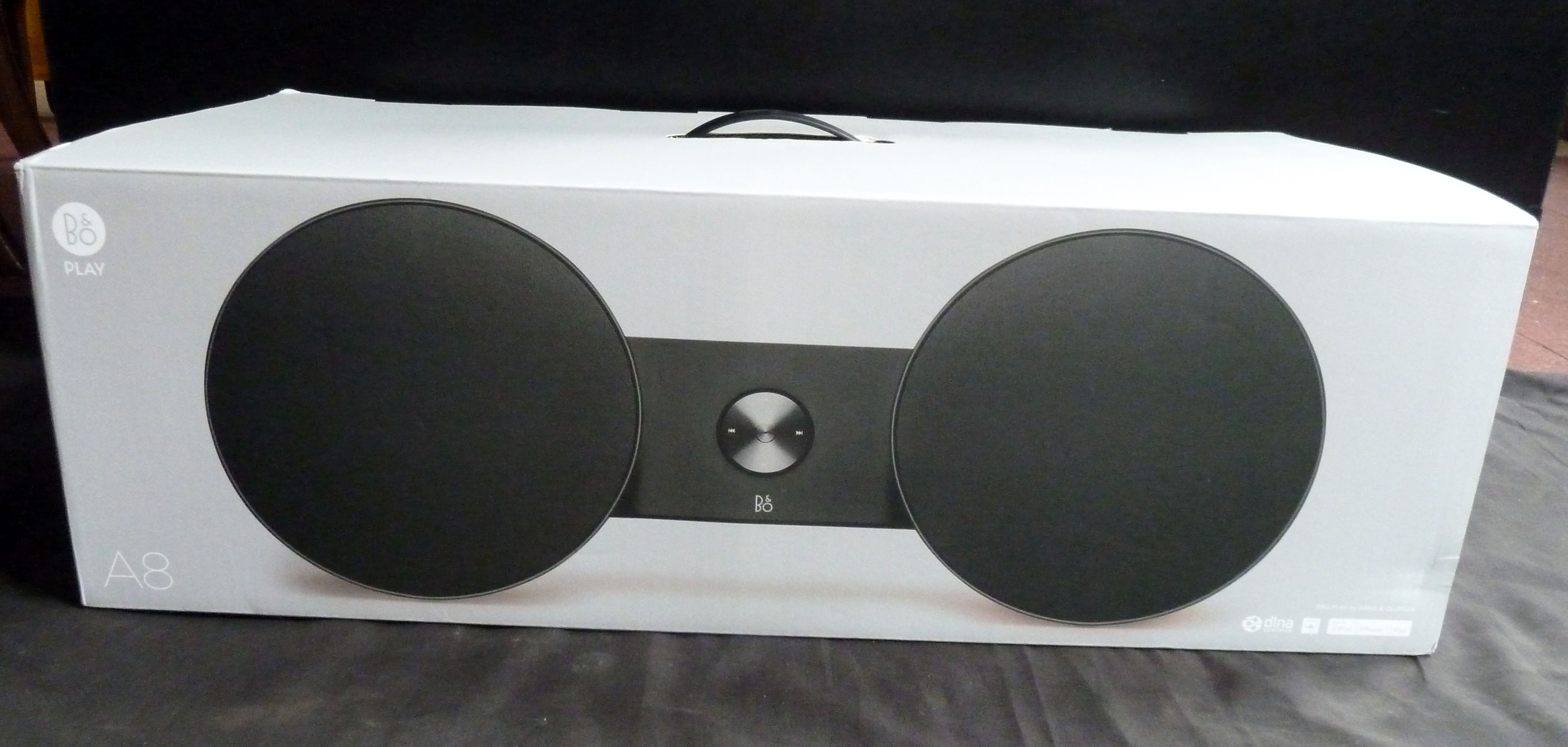 .Bang & Olufsen Beoplay A8 True Black iPhone/iPod/iPad docking station.