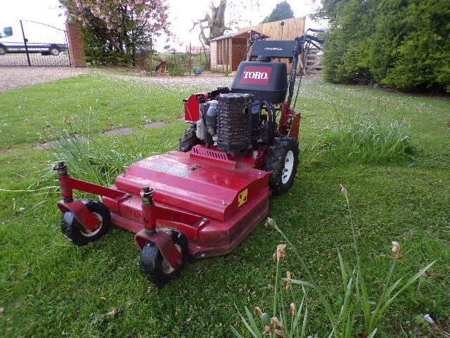TORO MID SIZE 32RD WALK BEHIND MOWER YEAR 2011. KAWASAKI PETROL ENGINE ...