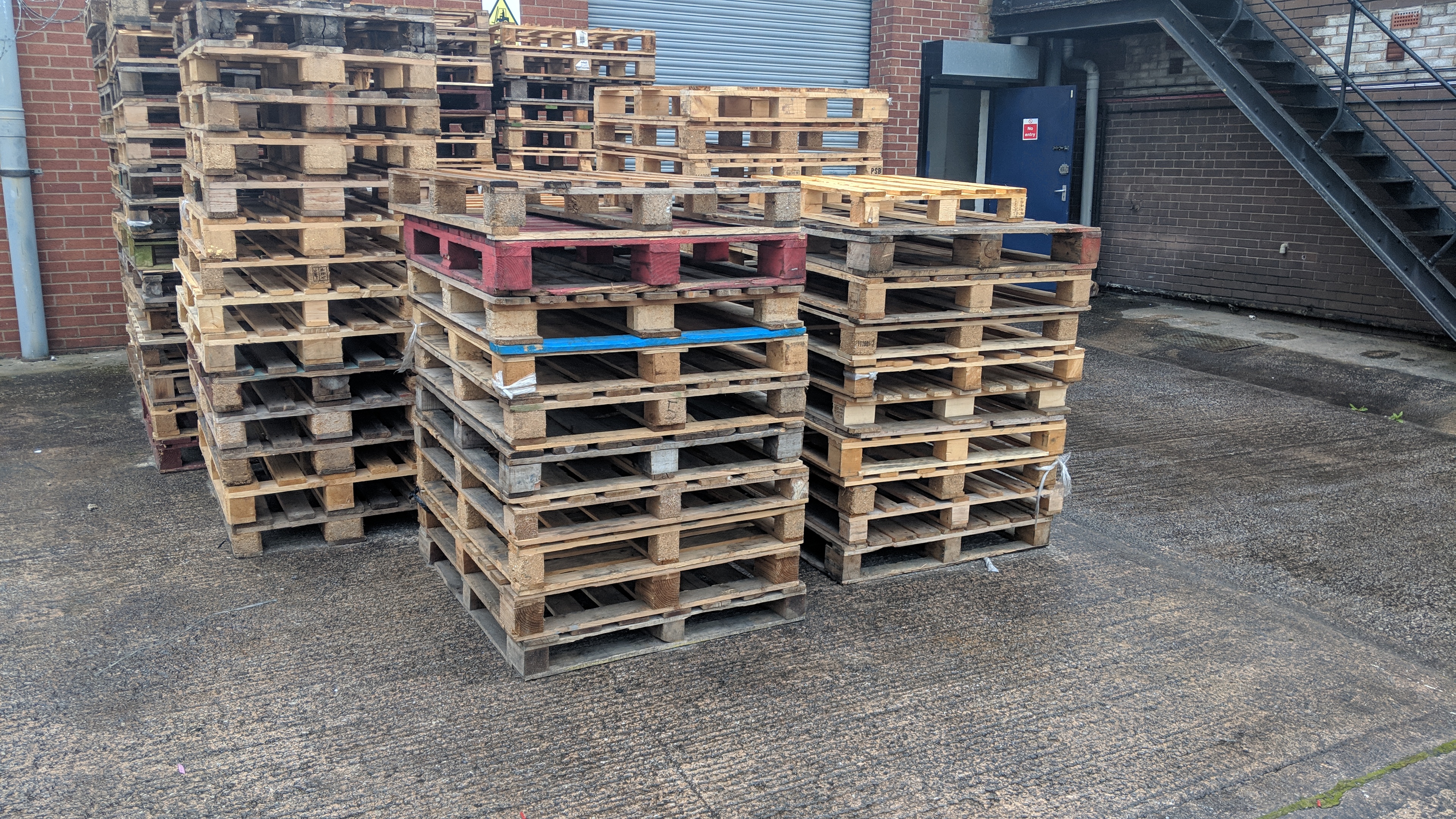 5 stacks of mostly full sized pallets, totalling approx. 54 pallets in ...
