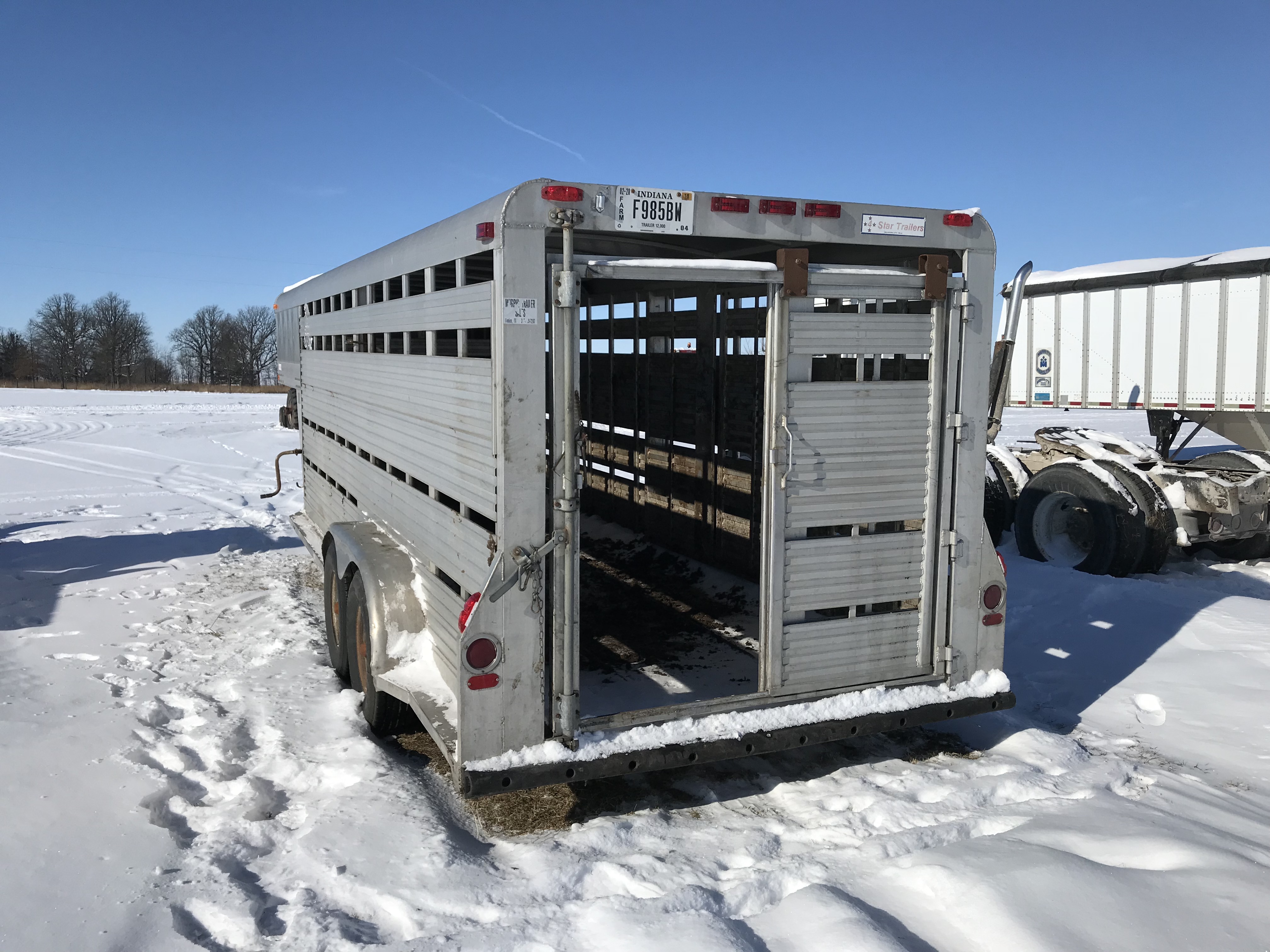 1990 4 STAR ALUMINUM LIVESTOCK TRAILER, TANDEM AXLE