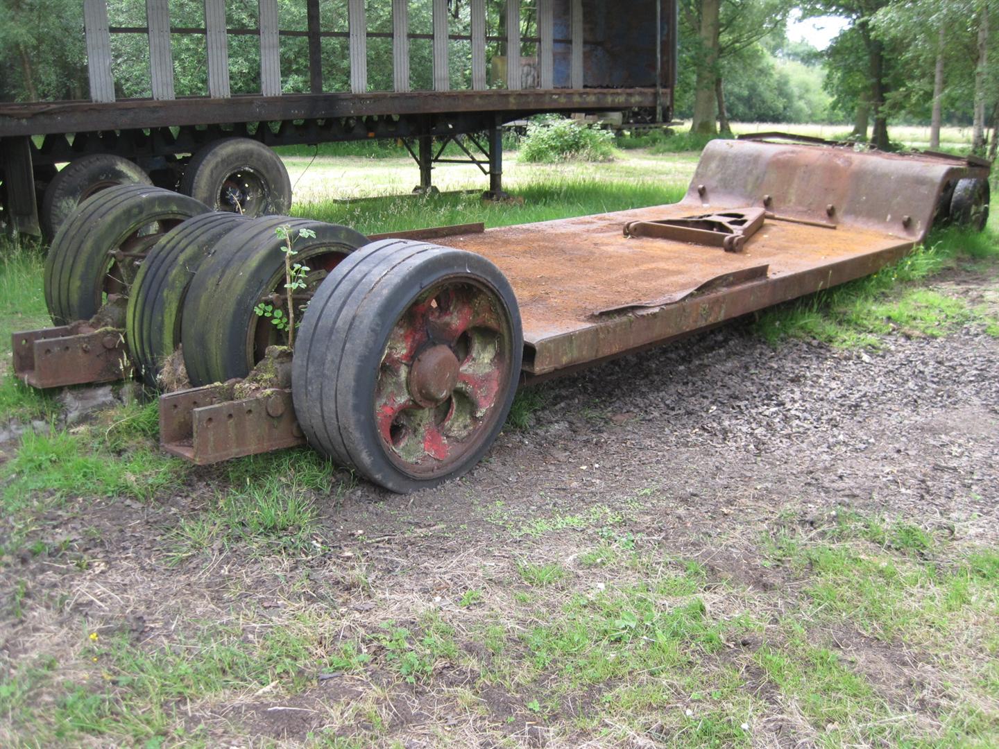 LaCrosse swan neck low loader trailer with knockout rear axle on solid ...