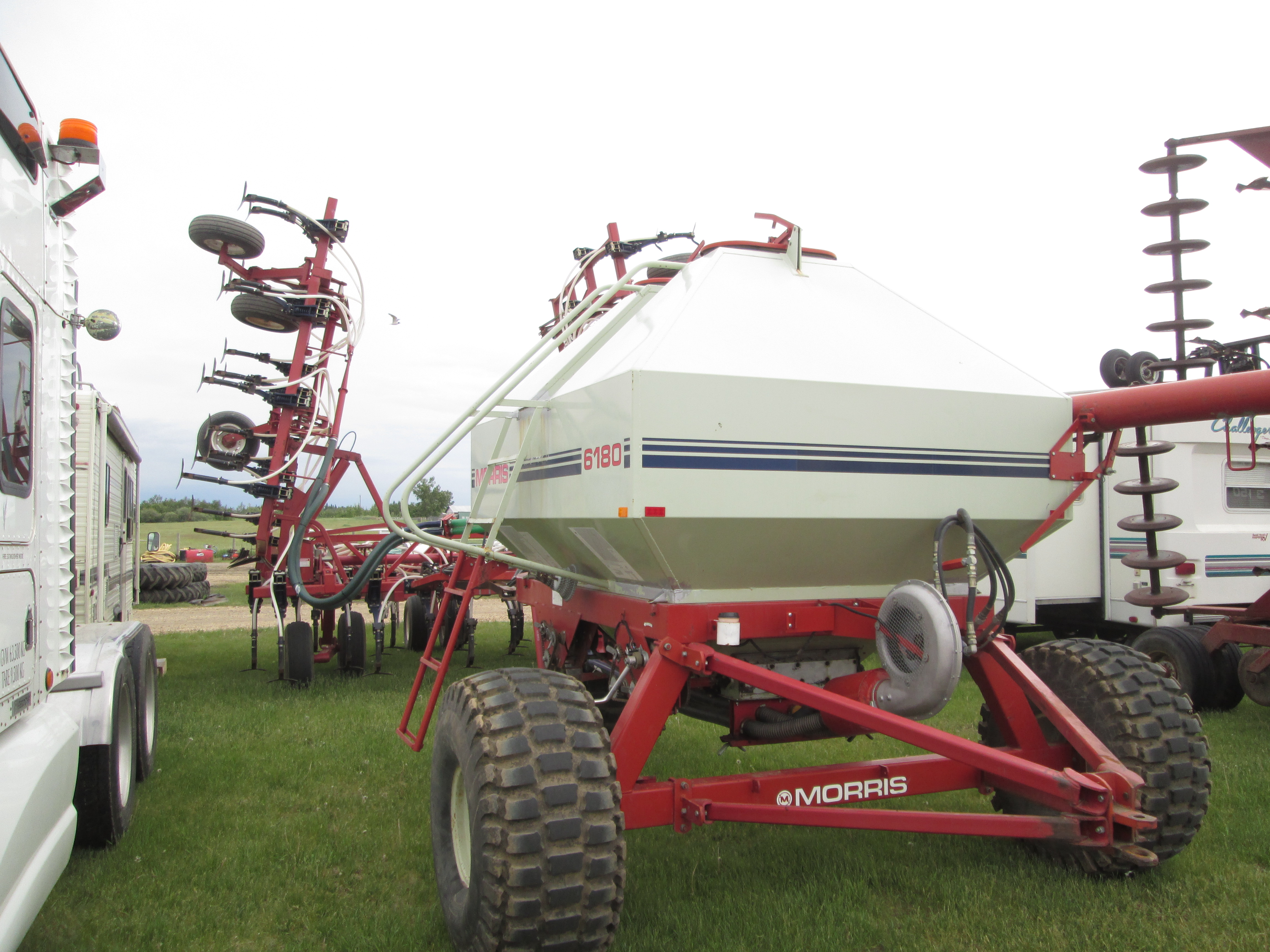 2000 41' MORRIS CONCEPT 2000 AIR SEEDER C/W MORRIS 6180 TOW BEHIND CART ...