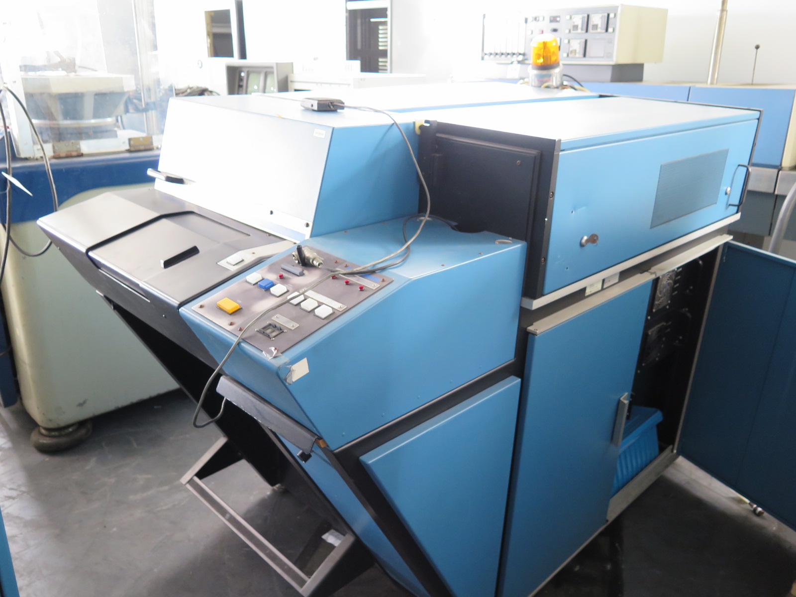 ESI Electro Scientific Ind. mdl. 44 Laser Trimming Machine w/ ESI ...