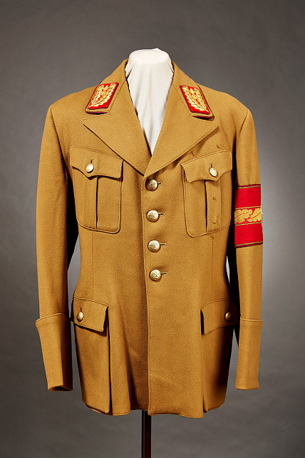 NSDAP : Dienstrock eines Gauleiters der NSDAP.Brauner Wollstoff mit ...