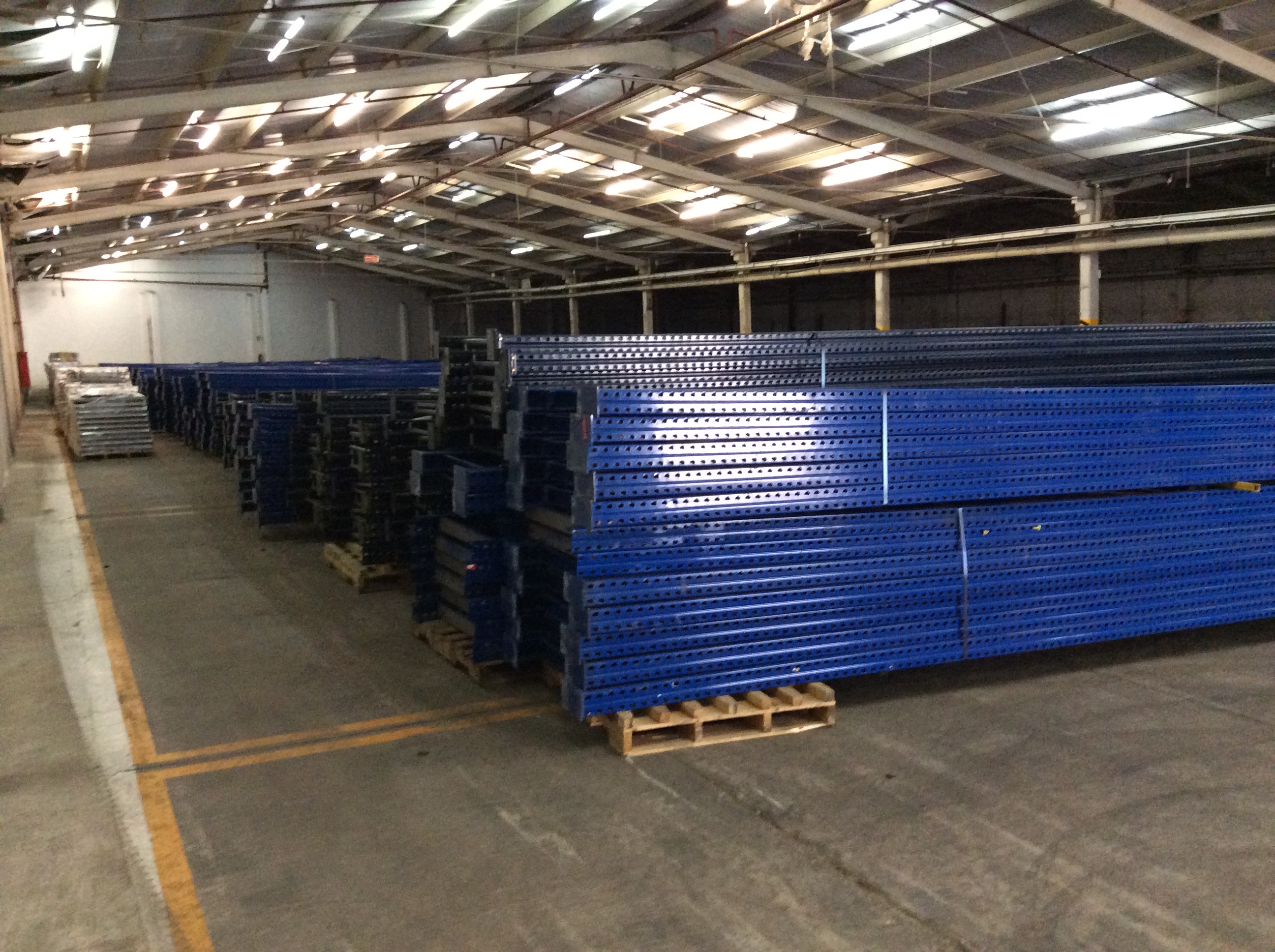 rack industrial de 50 m x 1.30 m x 8.90 m, 21 postes (azules) y 160 ...