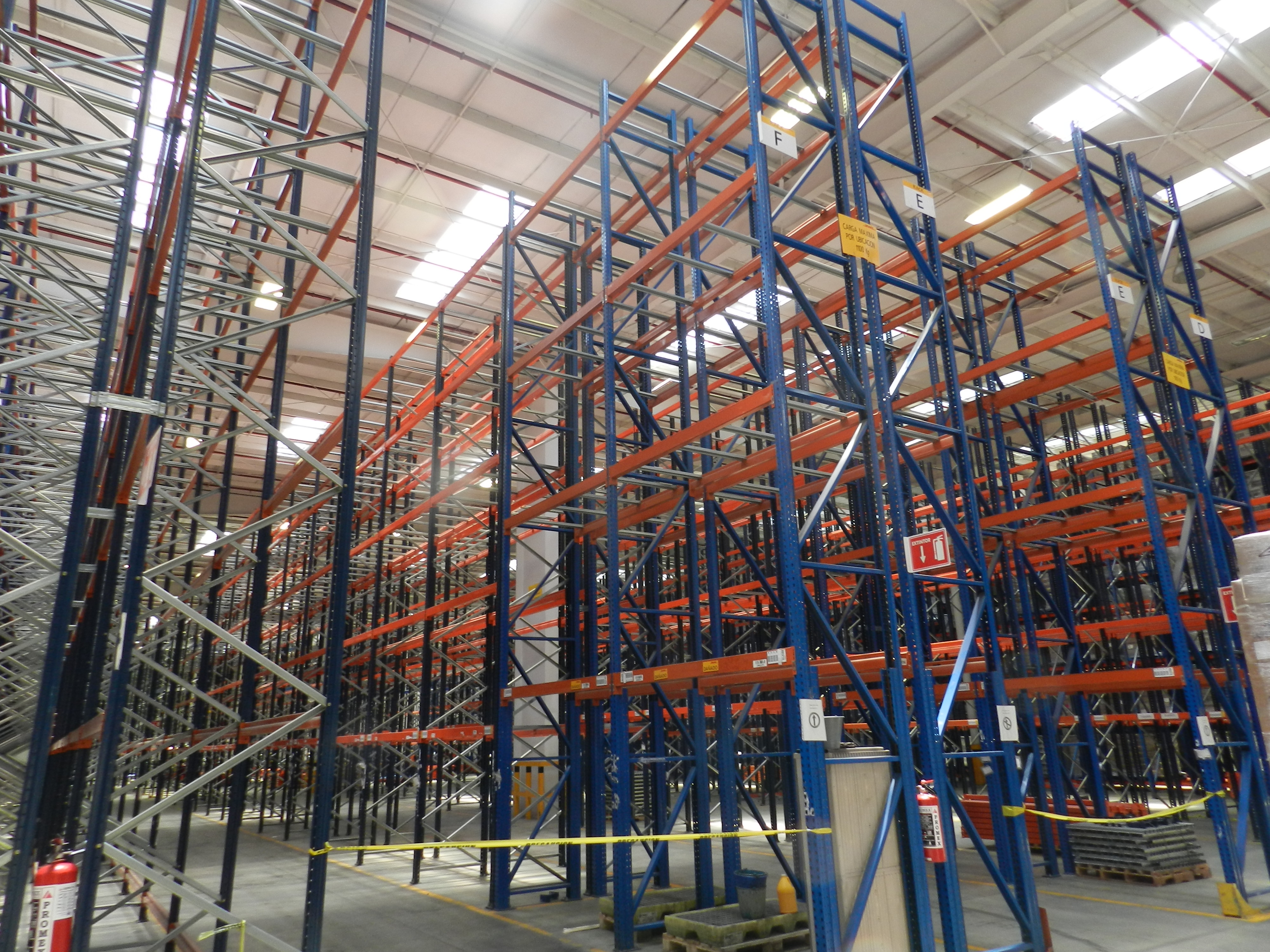 rack industrial de 50 m x 1.30 m x 8.90 m, 21 postes (azules) y 160 ...