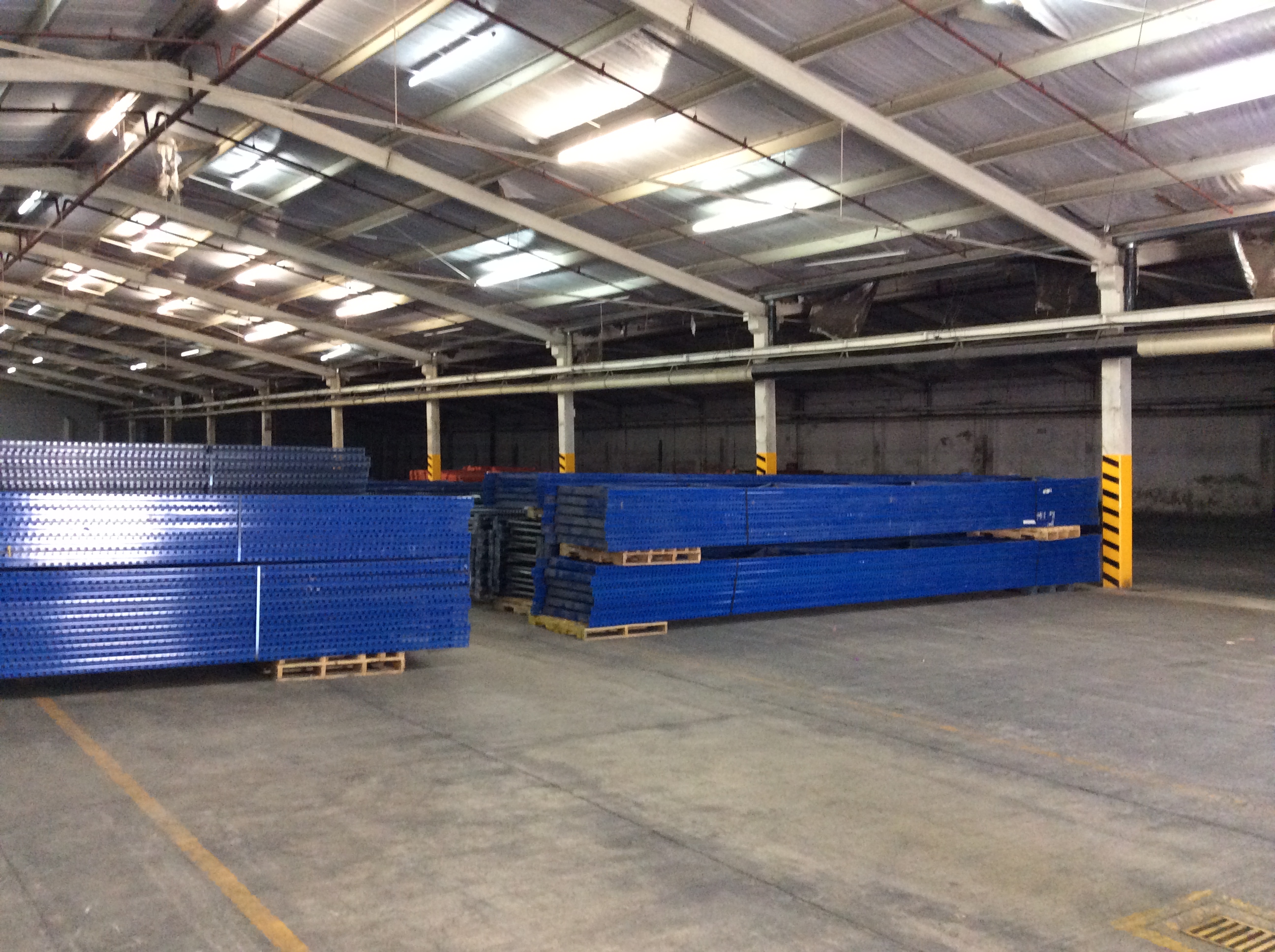 rack industrial de 50 m x 1.30 m x 8.90 m, 21 postes (azules) y 160 ...