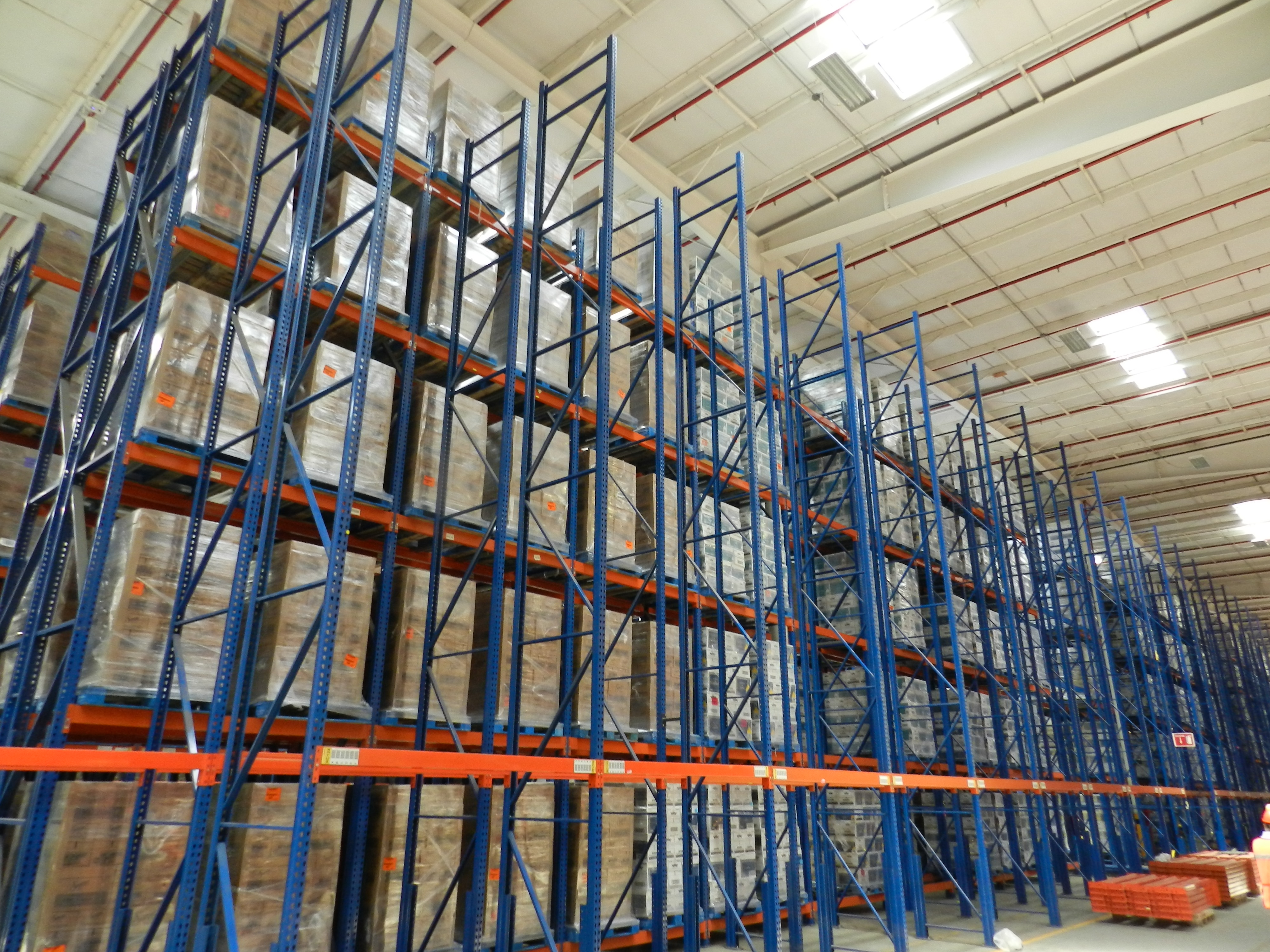 rack industrial de 50 m x 1.30 m x 8.90 m, 21 postes (azules) y 160 ...