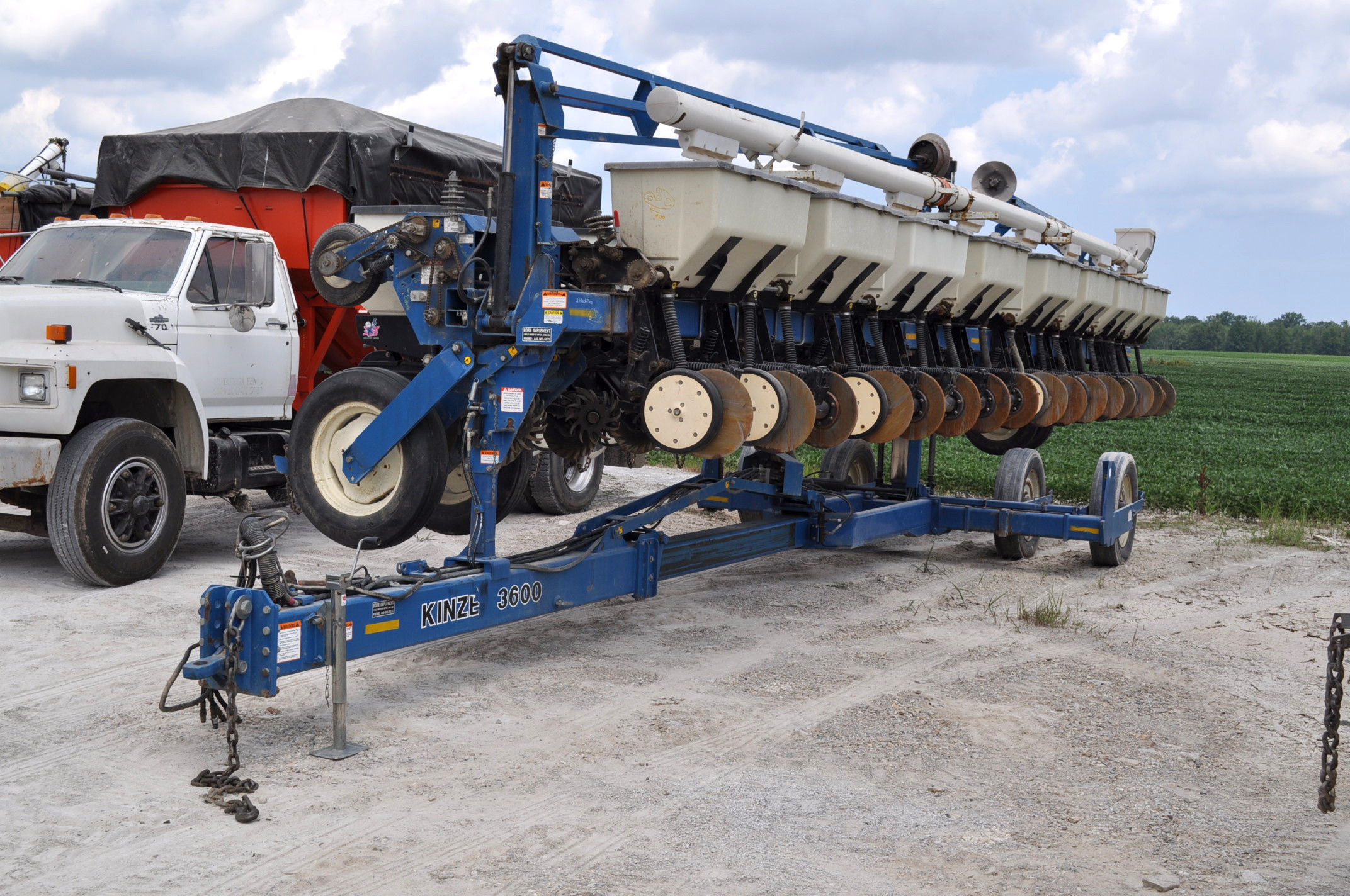 40’ Kinze 3600 16 row corn planter, dry fertilizer w/Kinze single disc ...
