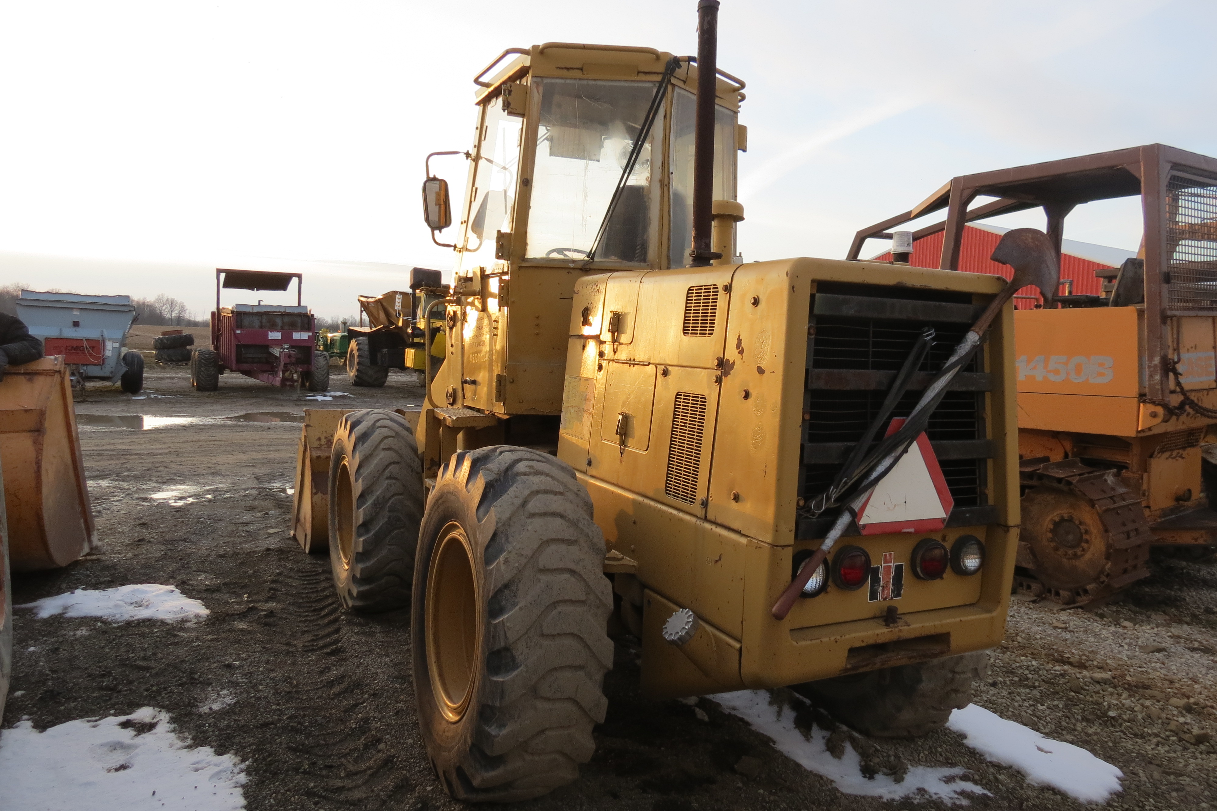 International 510 payloader, 8204 hrs, 15.5-25 tires, SN 4393