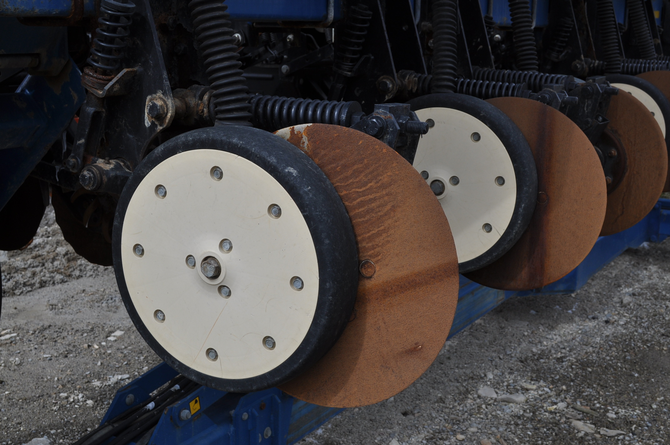 40’ Kinze 3600 16 row corn planter, dry fertilizer w/Kinze single disc ...