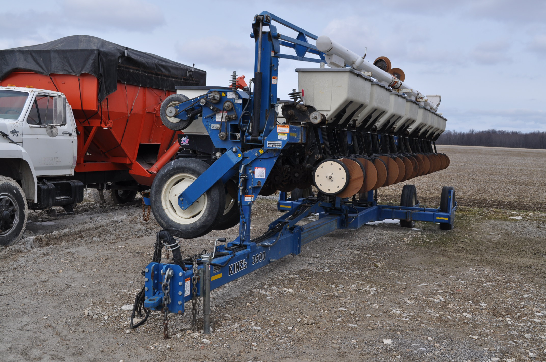 40’ Kinze 3600 16 row corn planter, dry fertilizer w/Kinze single disc ...