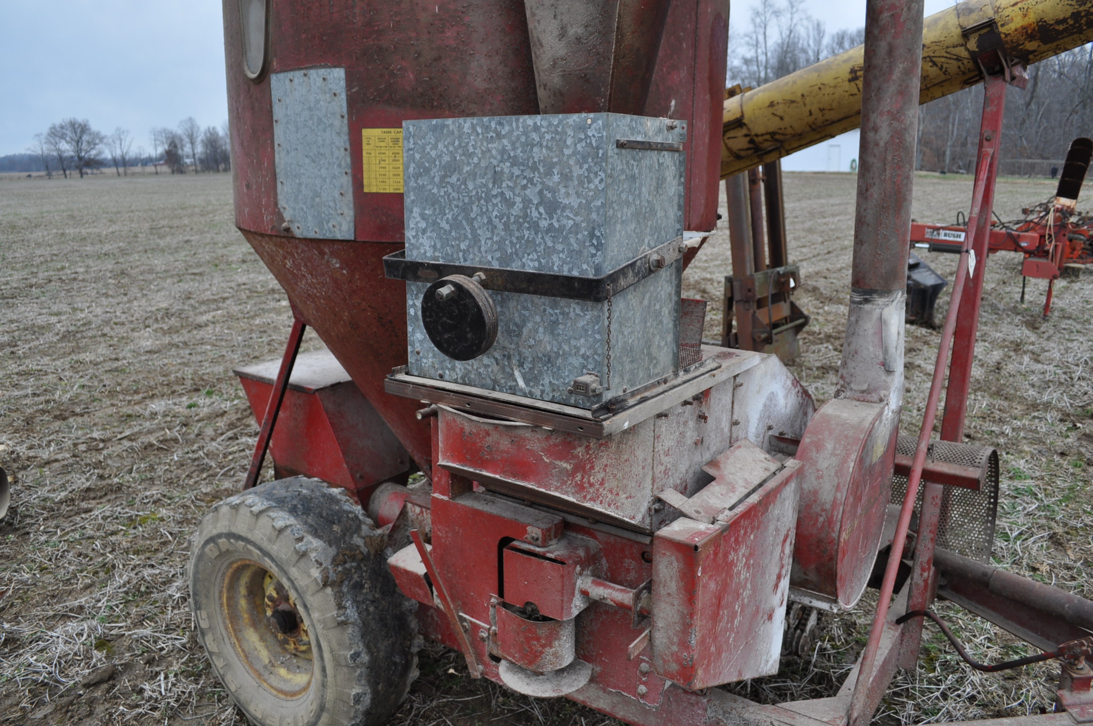 New Holland 352 grinder mixer, ear corn chute, trip scale, long folding ...