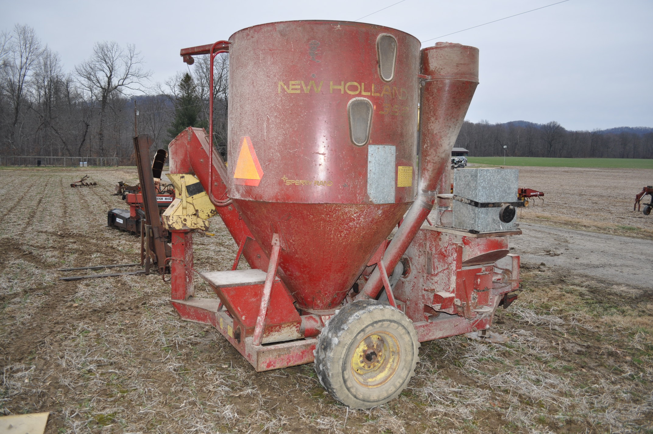 New Holland 352 grinder mixer, ear corn chute, trip scale, long folding ...