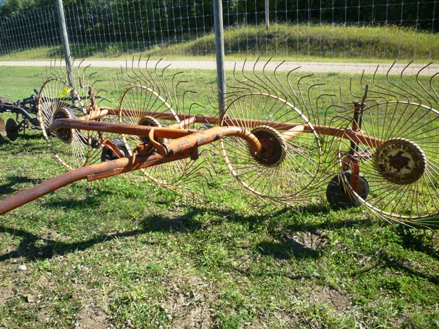 VICON 4 WHEEL HAY RAKE S/N 40024-02672