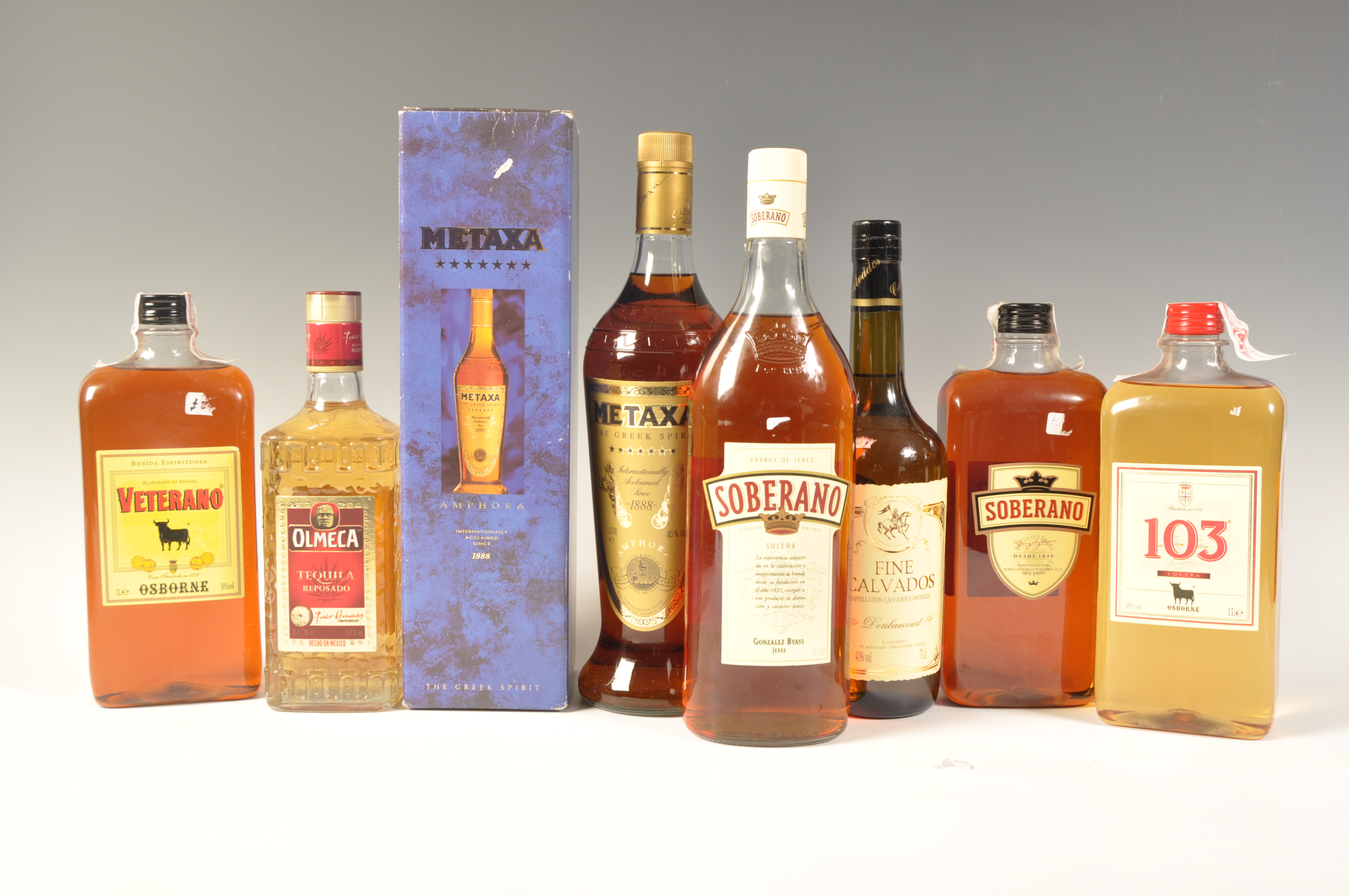 A collection of mixed alcohol to include Soberano 1L 30%, Veterano ...