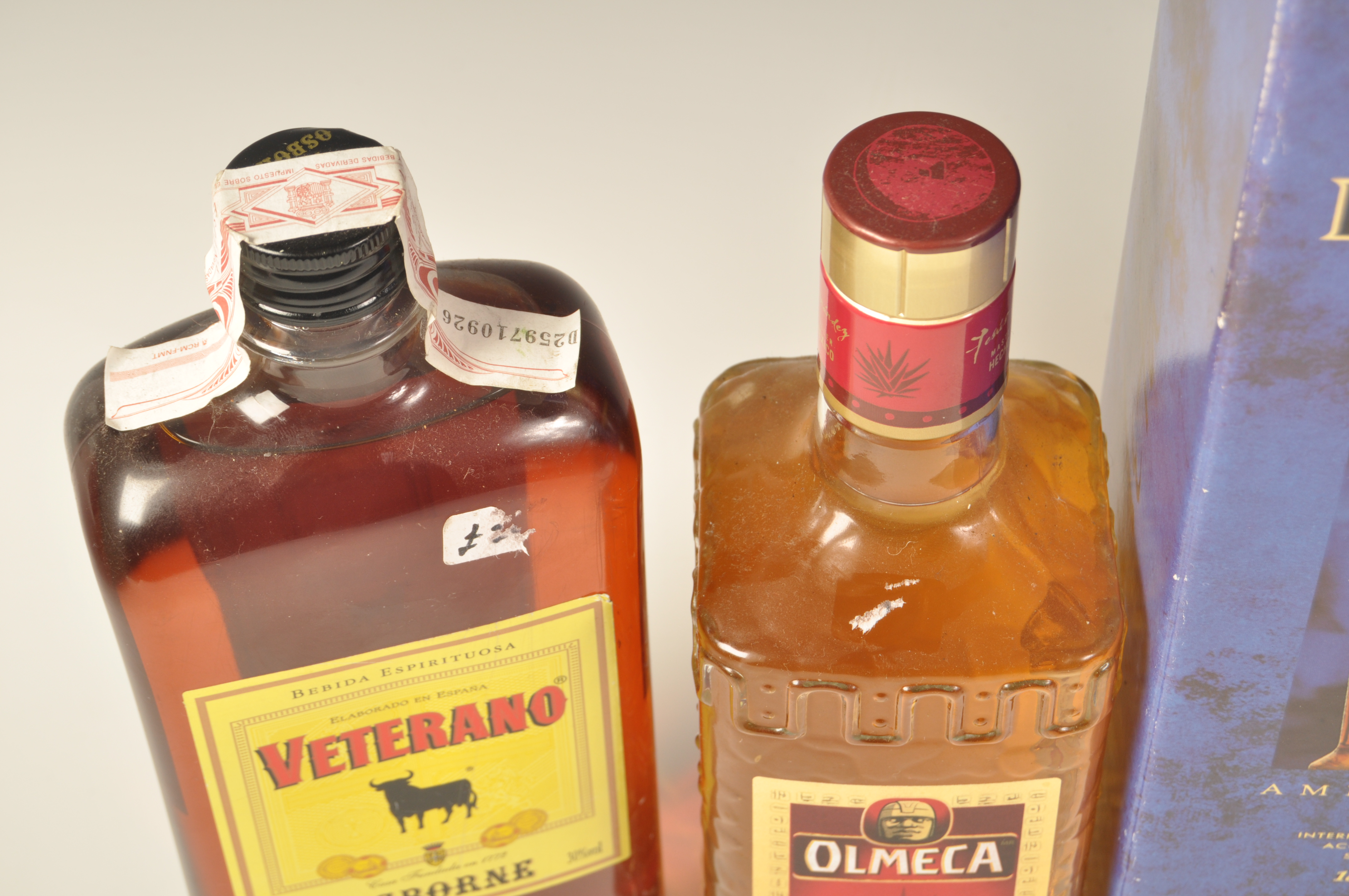 A collection of mixed alcohol to include Soberano 1L 30%, Veterano ...