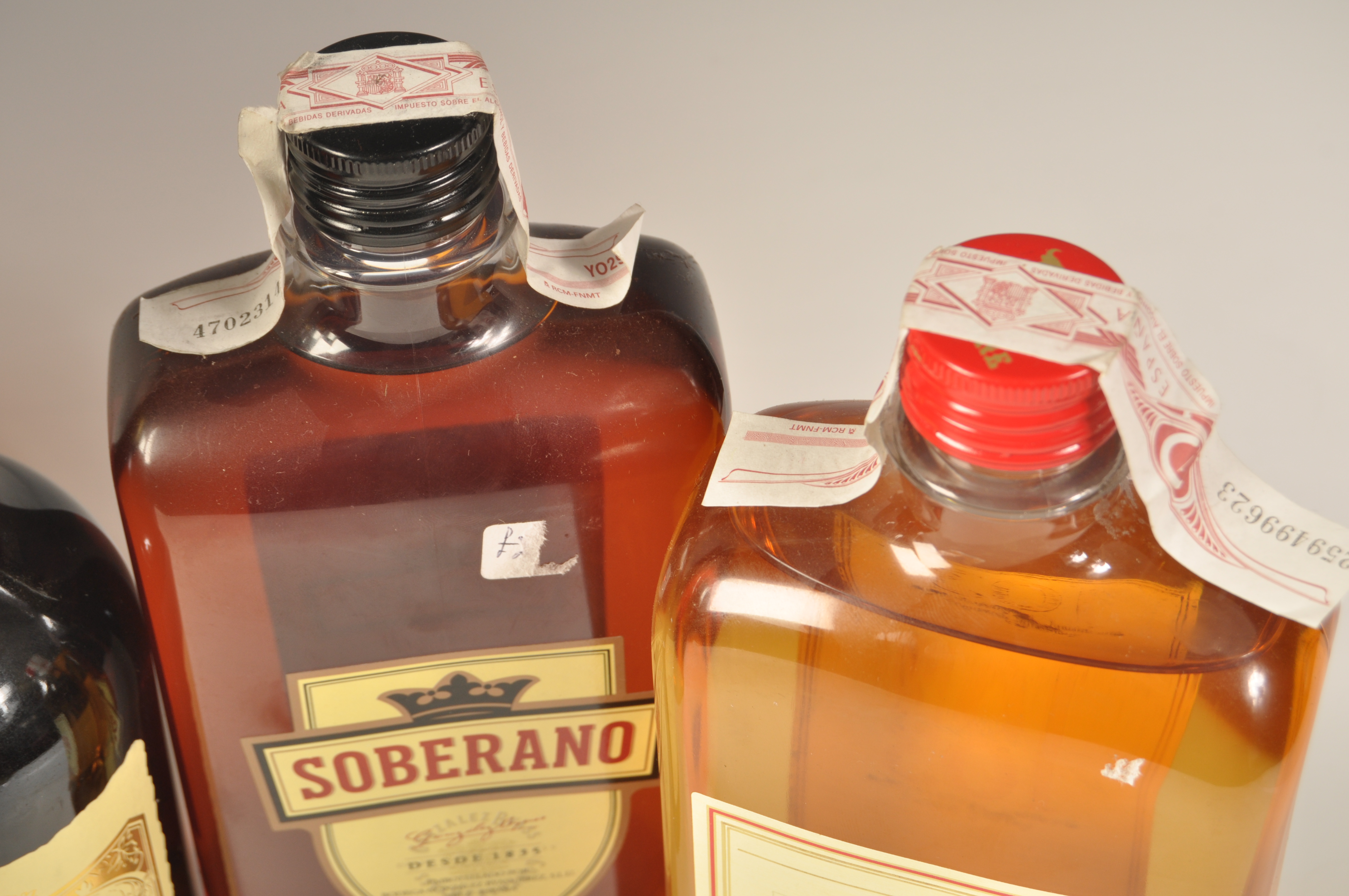 A collection of mixed alcohol to include Soberano 1L 30%, Veterano ...